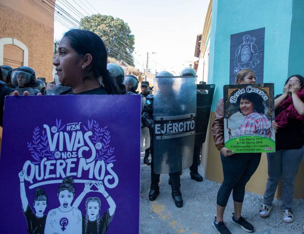 Gas y represión durante manifestación del Día de la Mujer Hondureña ...