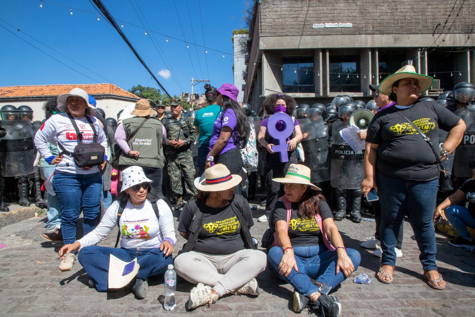 Gas y represión durante manifestación del Día de la Mujer Hondureña ...